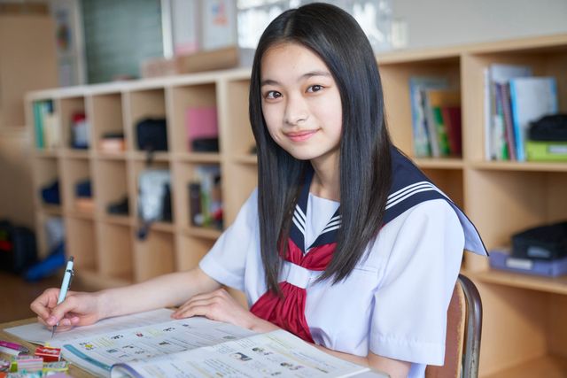 実写ドラマ「からかい上手の高木さん」ビジュアル:フォトギャラリー|シネマトゥデイ