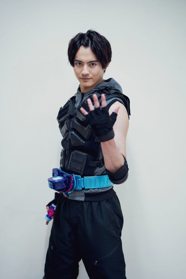 『劇場版 仮面ライダーリバイス バトルファミリア』前田拳太郎インタビューカット:フォトギャラリー|シネマトゥデイ