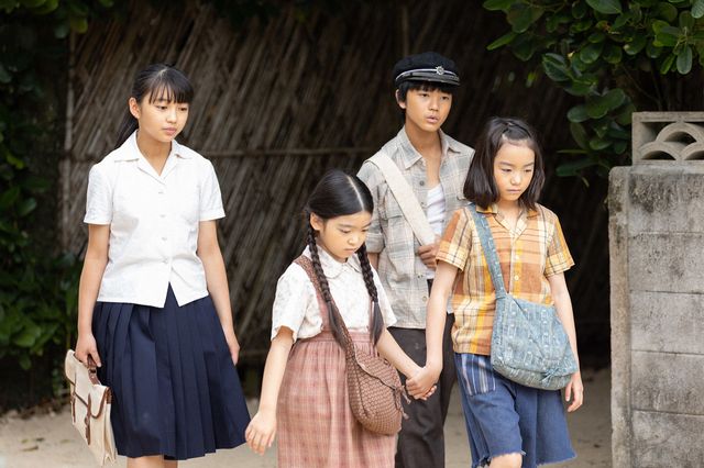 母を支える四兄妹…「ちむどんどん」第7回の場面写真:フォトギャラリー|シネマトゥデイ
