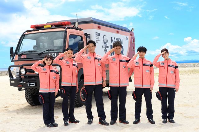 鈴木亮平、南海MERメンバーと沖縄凱旋！映画『TOKYO MER』続編に手応え「全員がめちゃくちゃかっこいい！」｜シネマトゥデイ