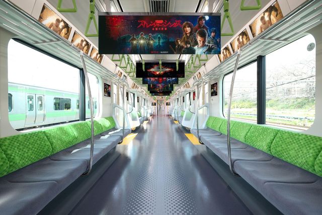 “黒い山手線”車内デザインイメージ！人気Netflix作品の世界観：フォトギャラリー｜シネマトゥデイ